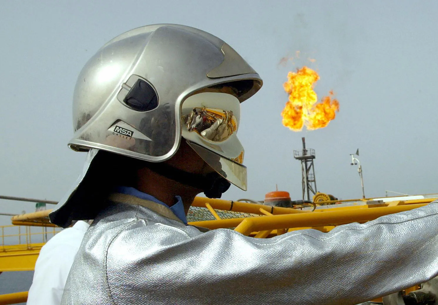 Iran Sweetens Terms for Oil Investors Ahead of End of Sanctions - Bloomberg
