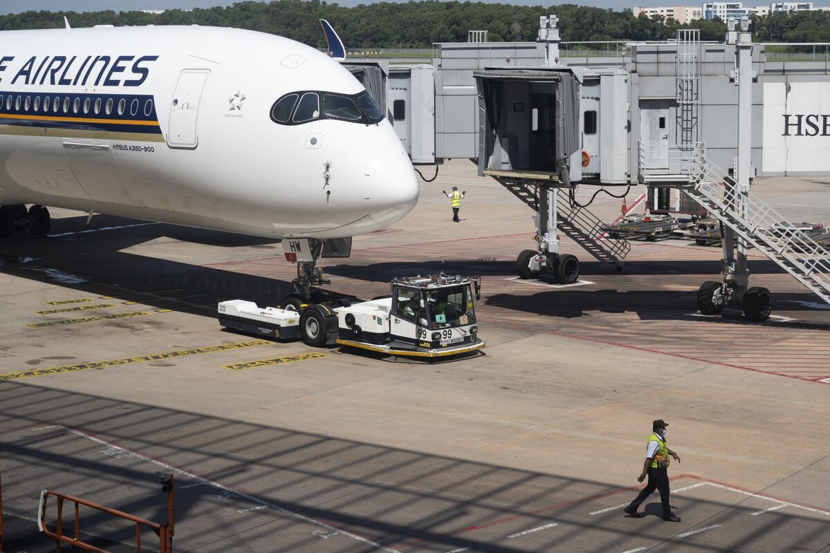 Singapore Airlines SQ33 Flight Escorted by Fighter Jets After Bomb ...