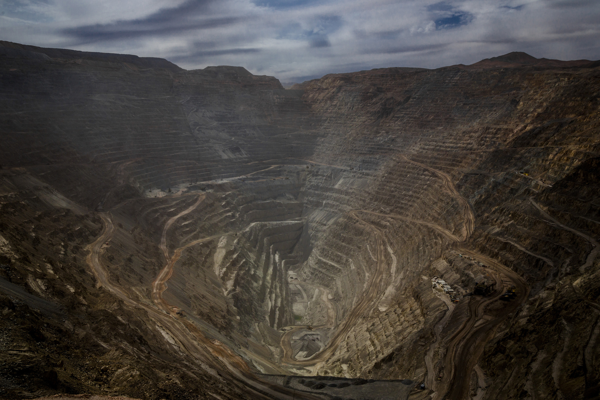 Machines Replace a Third of Workforce at Giant Copper Mine - Bloomberg