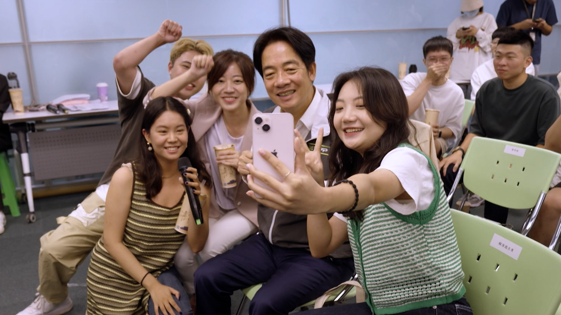 Watch Taiwan Presidential Candidate Lai Courts Youth Vote - Bloomberg