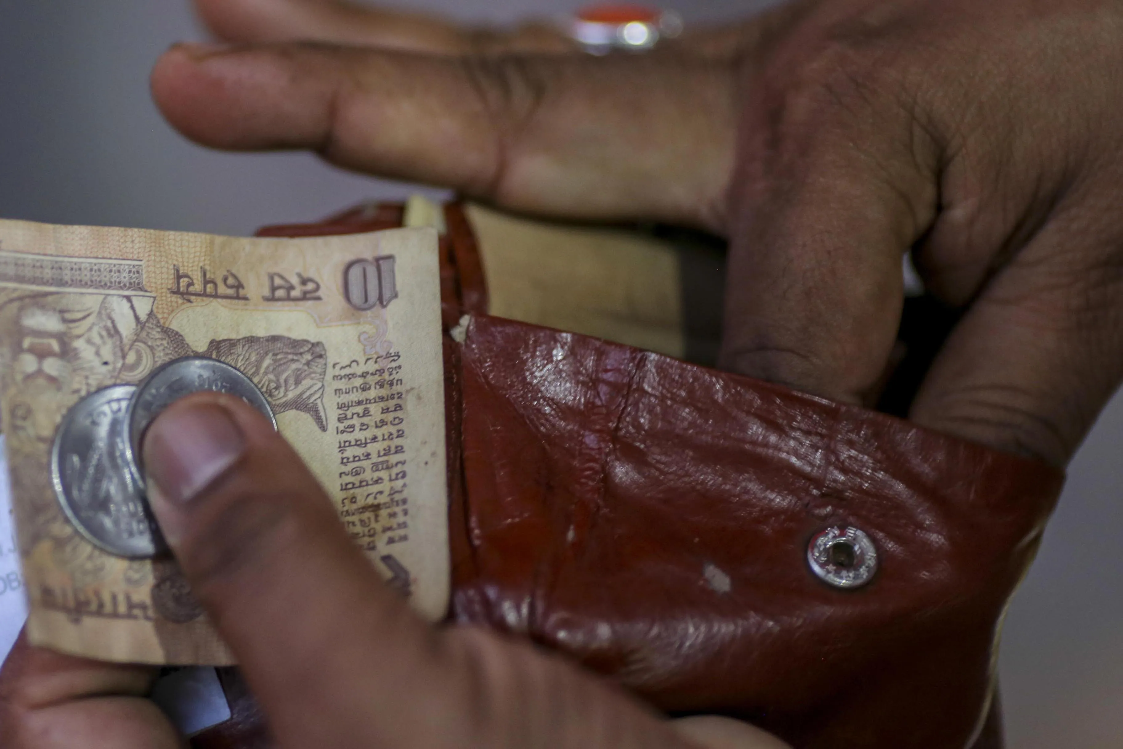 Indian Consumer Spending Falls First Time in Four Decades: BS - Bloomberg