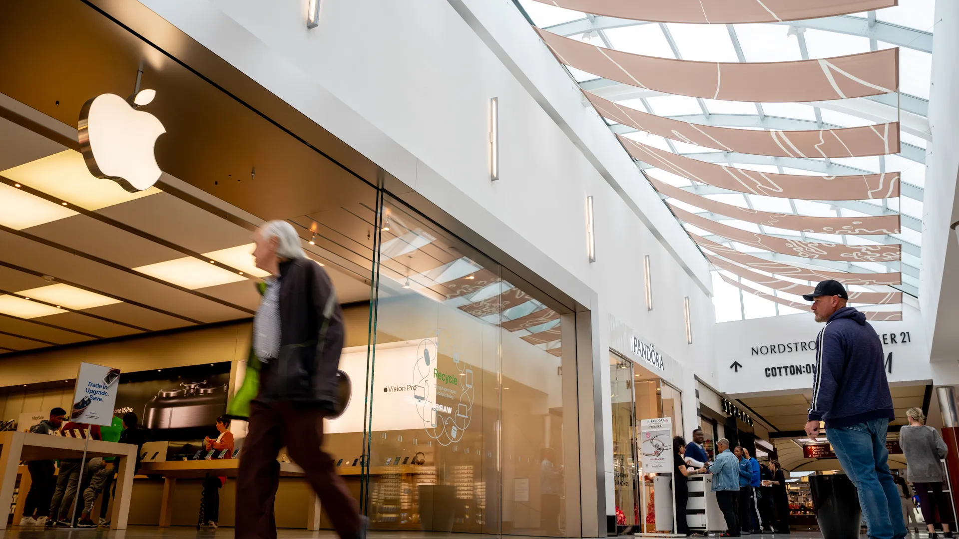 Watch Apple Accused of ‘Union Busting’ Over Store Closure - Bloomberg