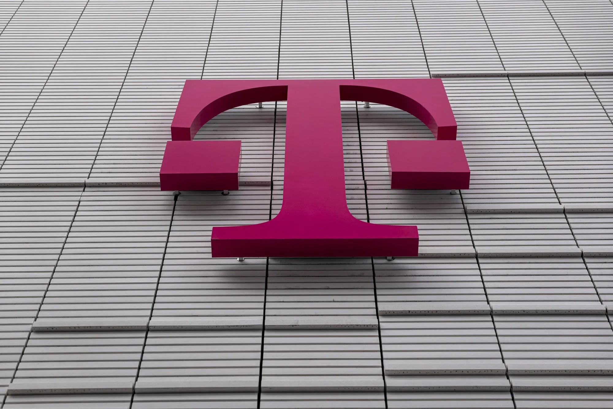 ゴールドマン、TモバイルUSとクレカ開発で提携に合意－関係者 - Bloomberg