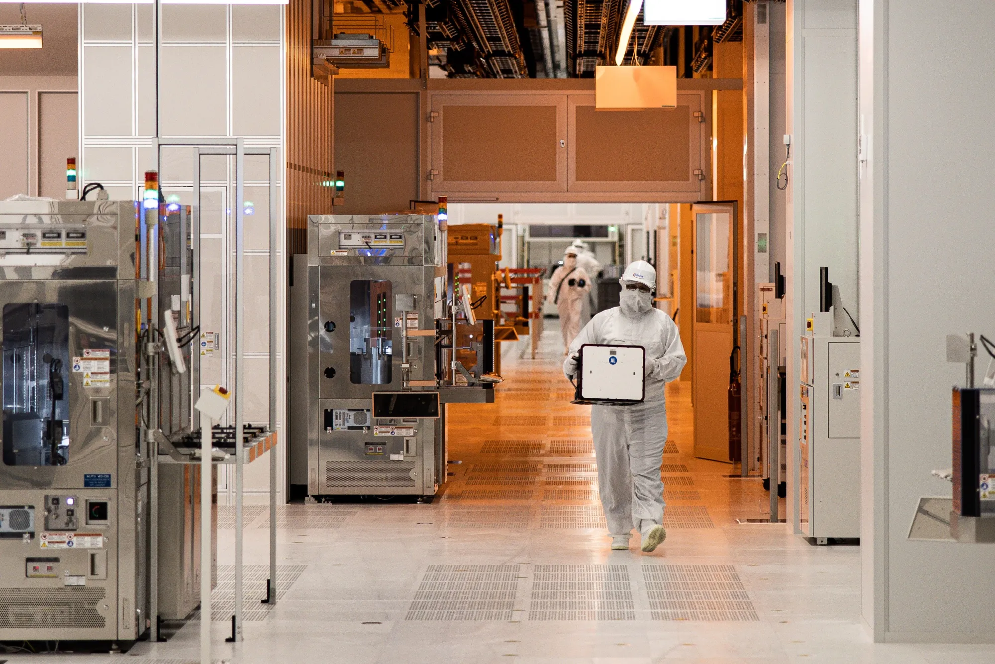 Infineon Raises Revenue Forecasts Amid Stronger Auto Sales - Bloomberg