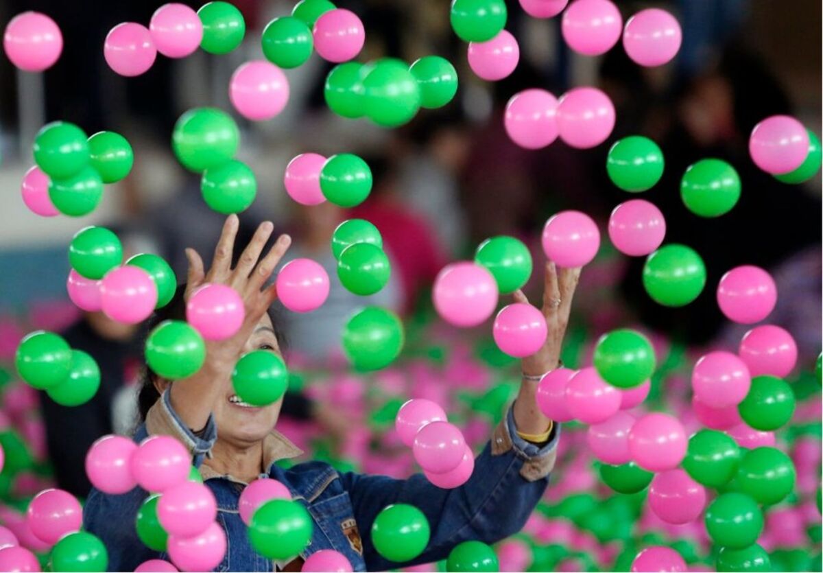 Epic Photos of the World's Largest Ball Pit - Bloomberg