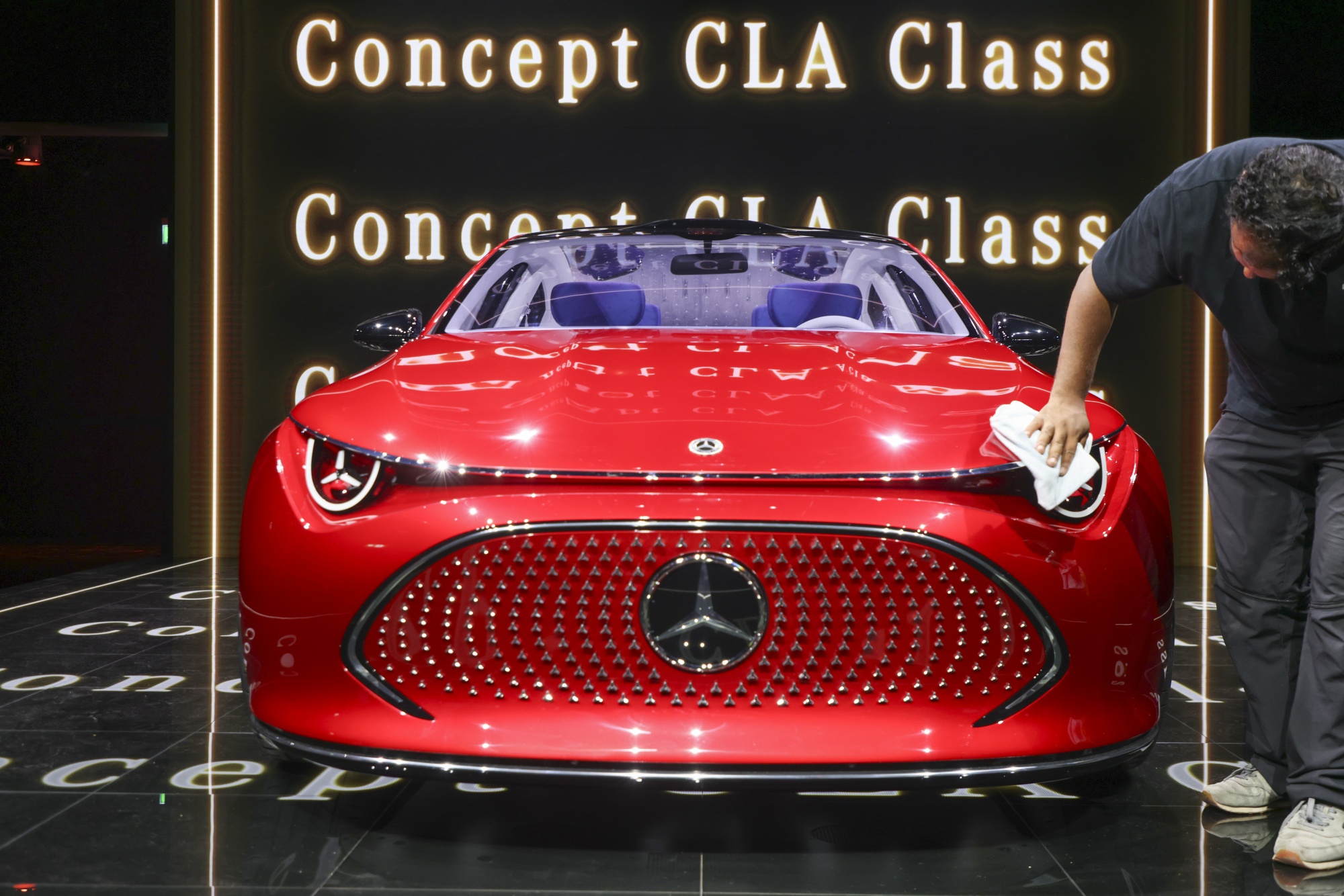 Mercedes CEO Downplays Risk of Blowback Over Shareholder Payouts ...