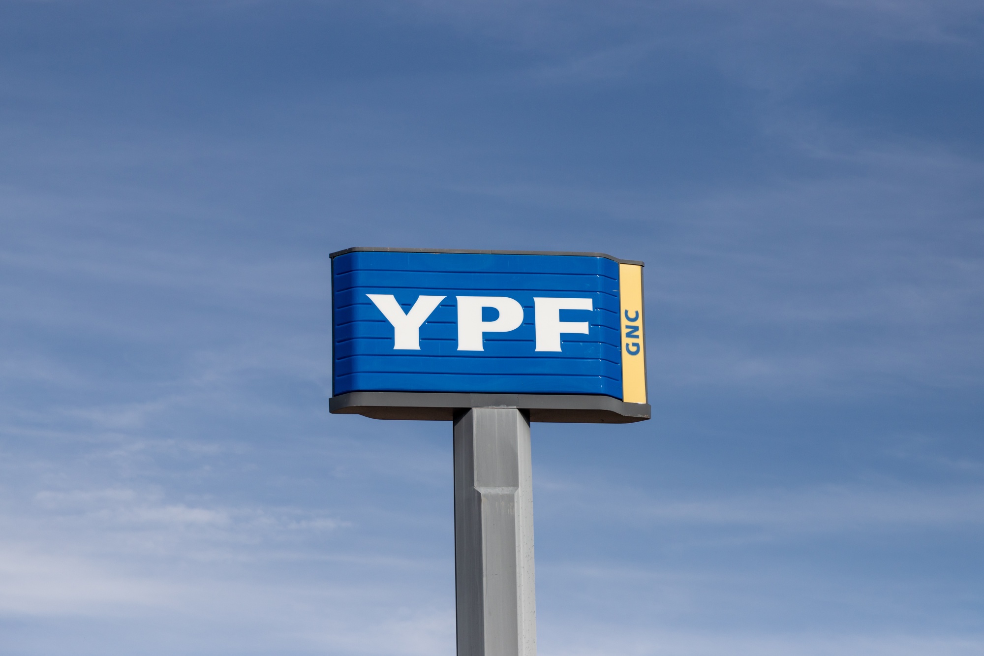Empresa argentina YPF busca recomprar bonos que vencen en abril - Bloomberg