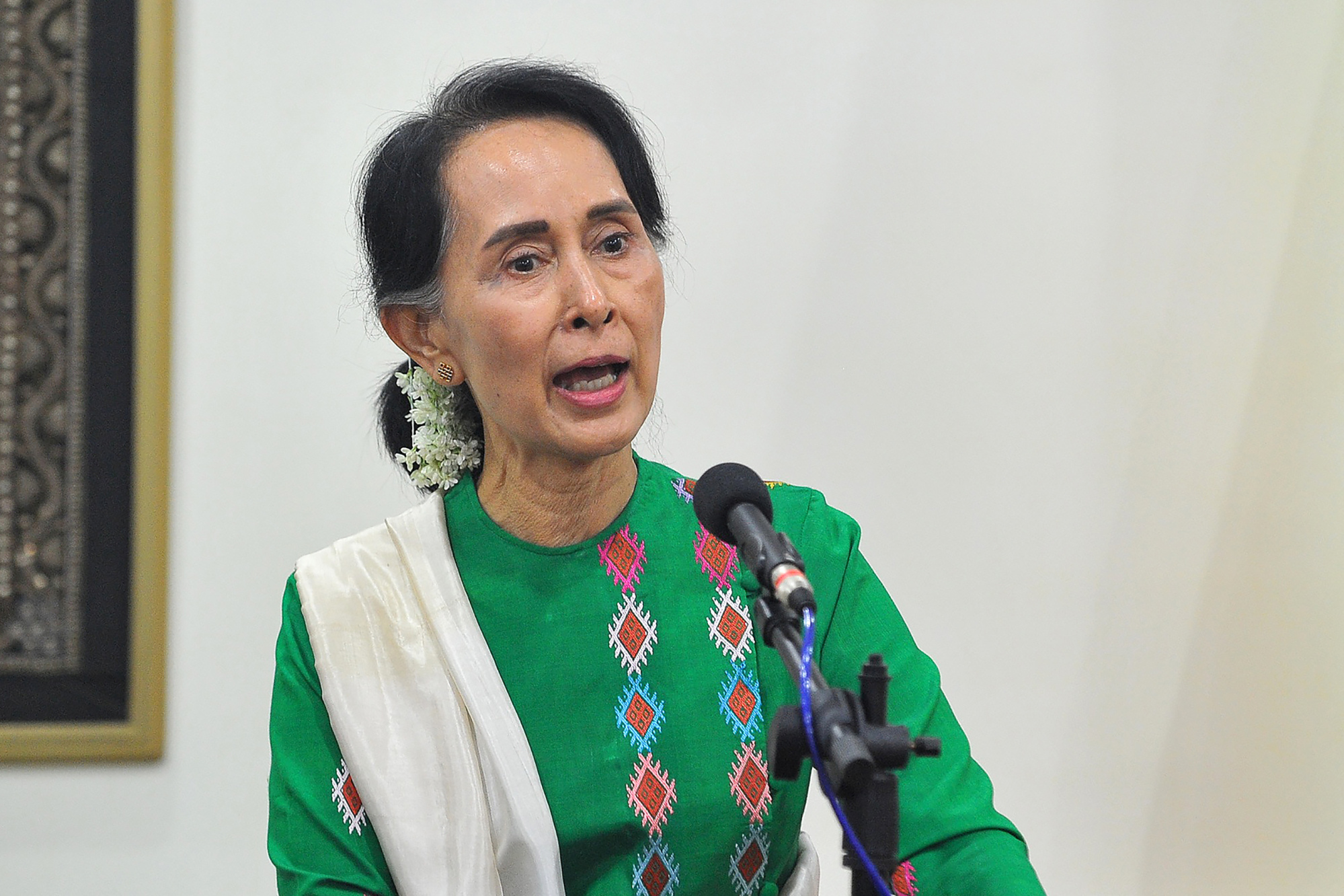 Holocaust Museum Revokes Suu Kyi’s Human-Rights Award - Bloomberg