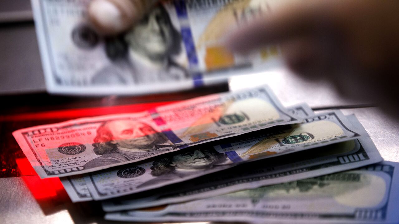 Americans Still Aren’t Saving, Despite the Booming Economy - Bloomberg