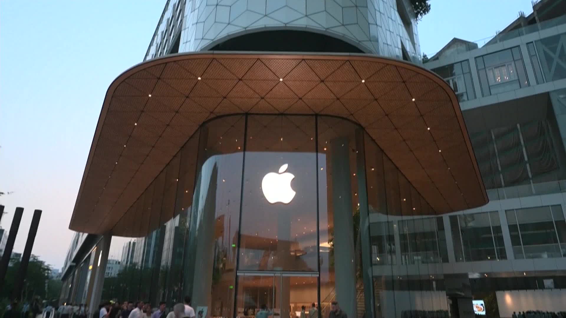 Watch Apple Opens First India Store in Mumbai - Bloomberg
