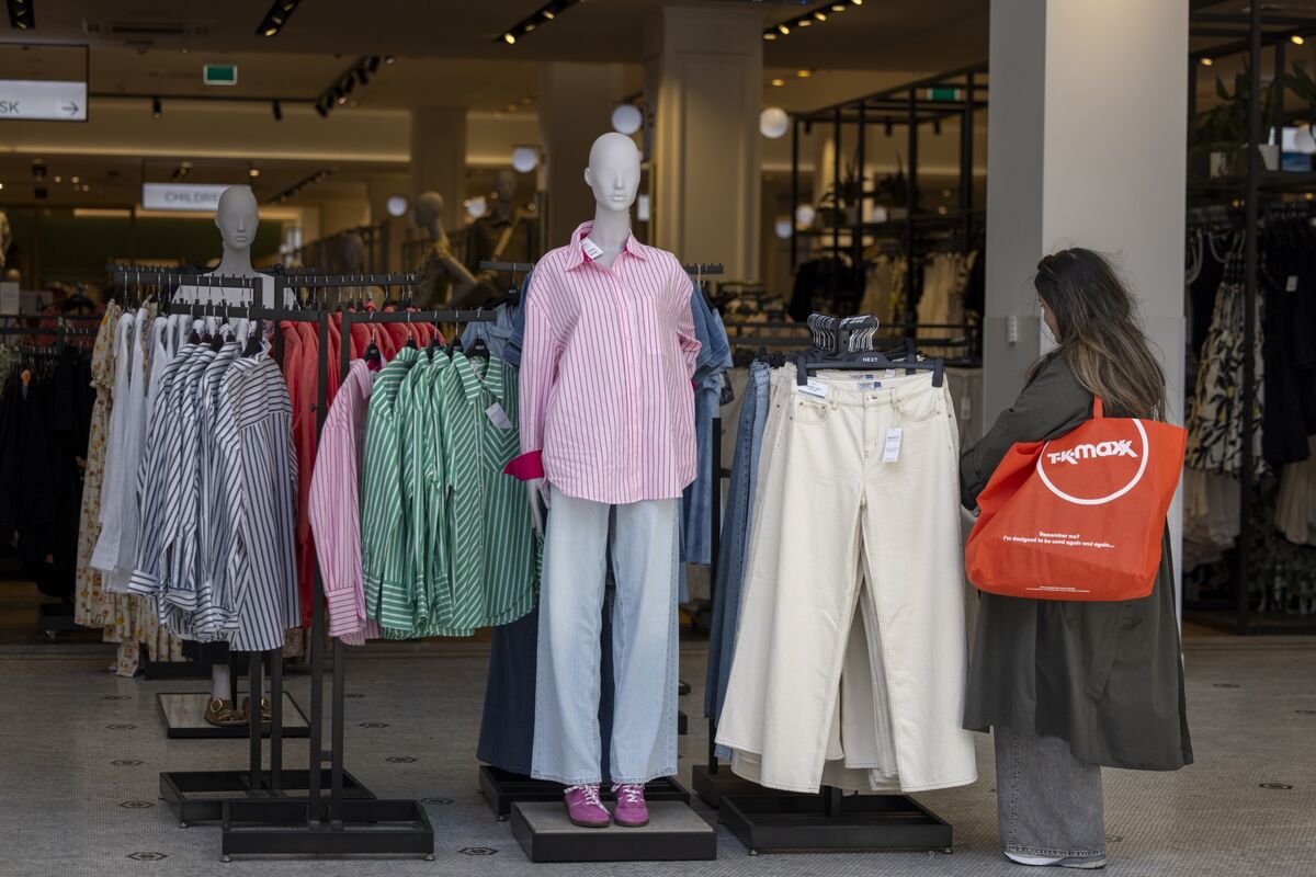 Deflation Hits Clothes, Shoes in UK Ahead of BOE Interest Rate Decision ...