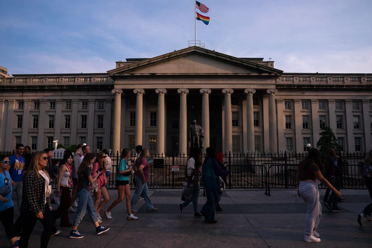 Cash (SGOV) Is Back in a Big Way as Hawkish Fed Bets Hammer Junk Bond ...