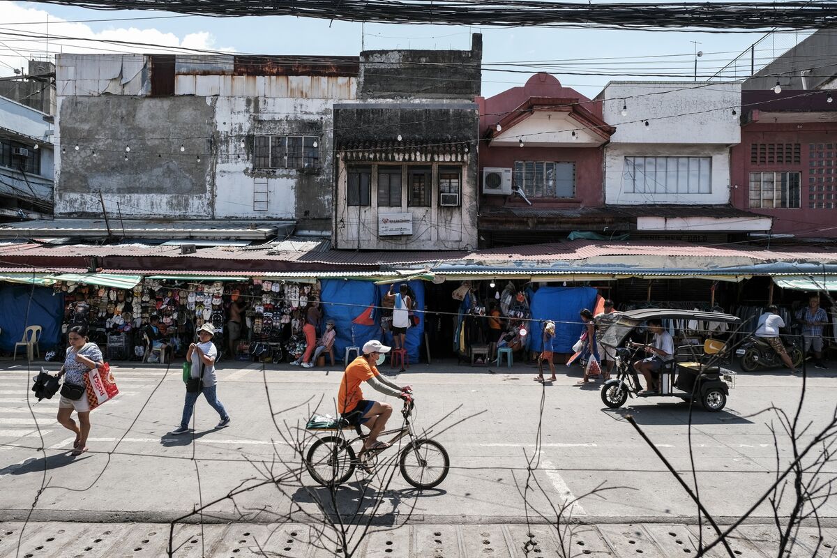 Recto Sees Philippine Rate-Cut Delay Risk If Peso Down to 59 - Bloomberg