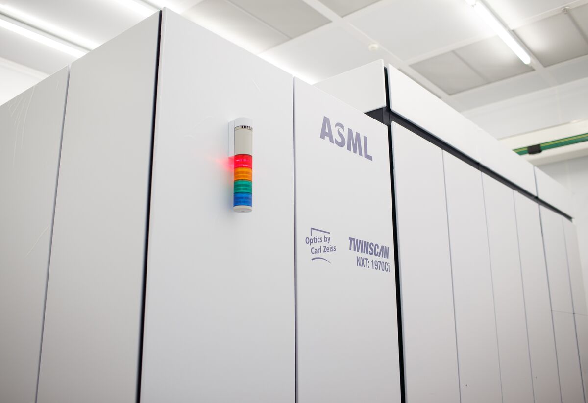 ASML Considers M&A to Meet Strong Demand for Advanced Chipmaking - Bloomberg