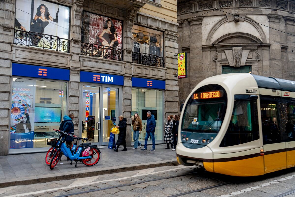 Telecom Italia Investor Challenges CEO With Rival Board Slate - Bloomberg