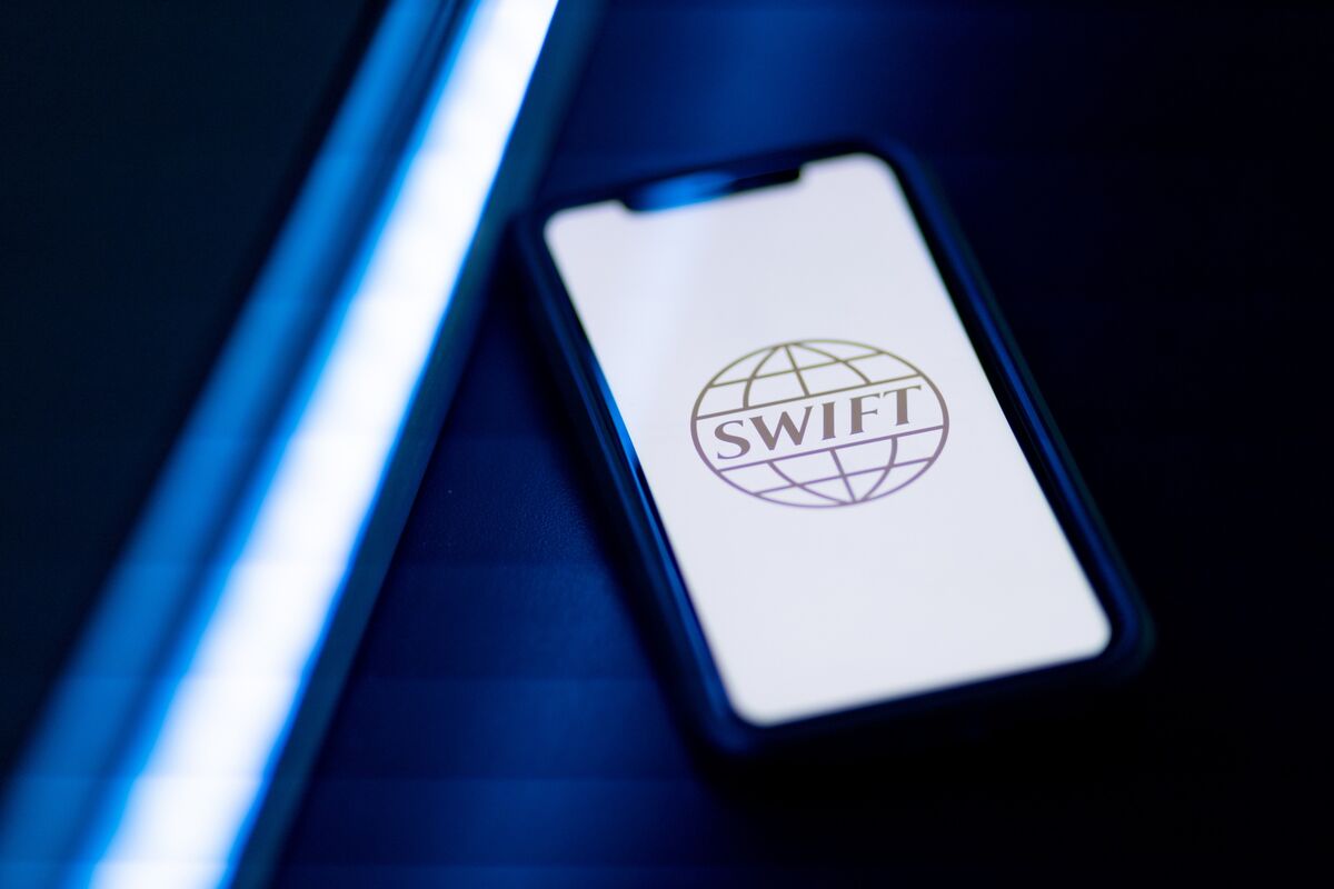 Banks Set to Use Swift for Token Transactions Starting in 2025 - Bloomberg
