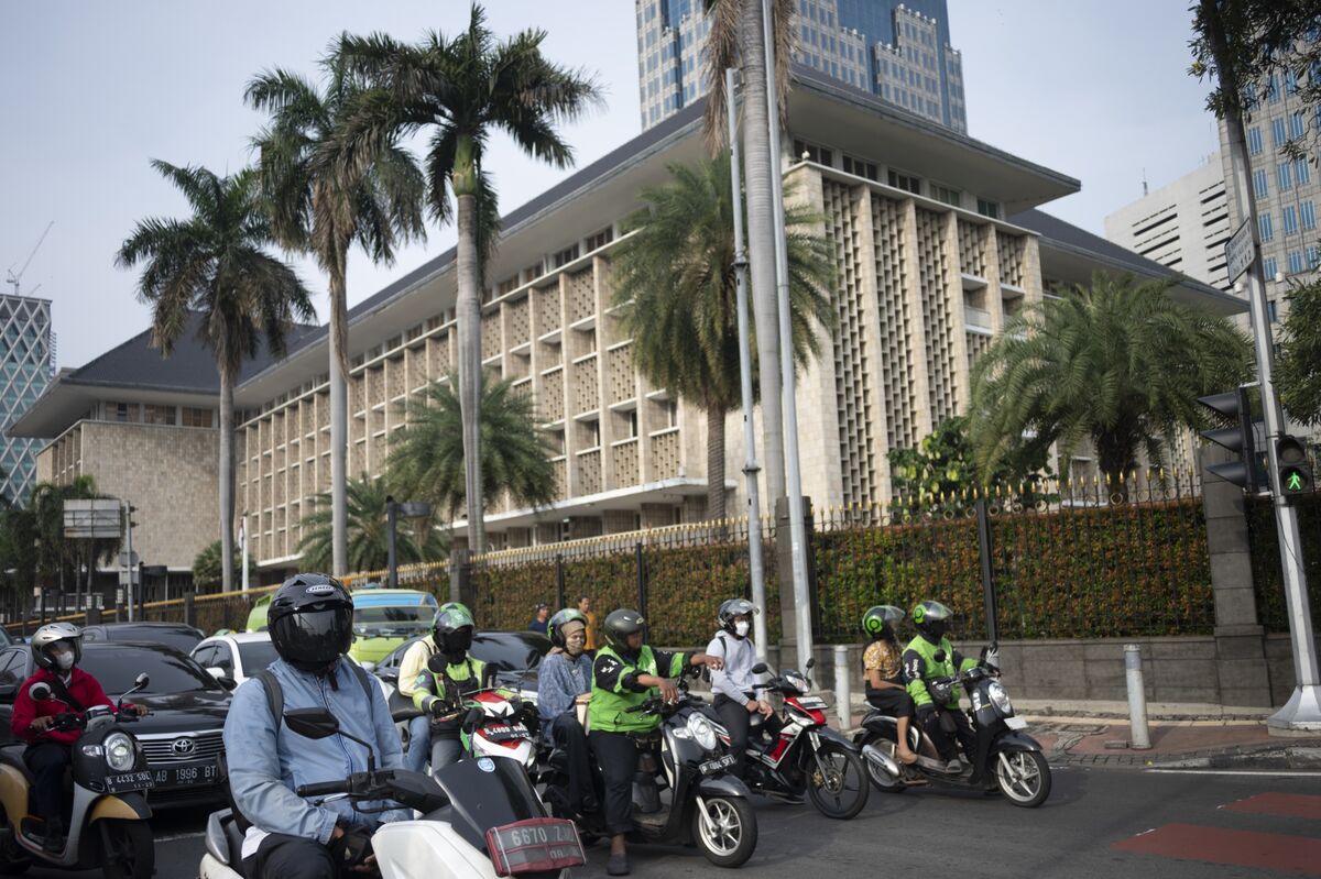Indonesia Set for More Rate Cuts on Growth View, Analysts Say - Bloomberg