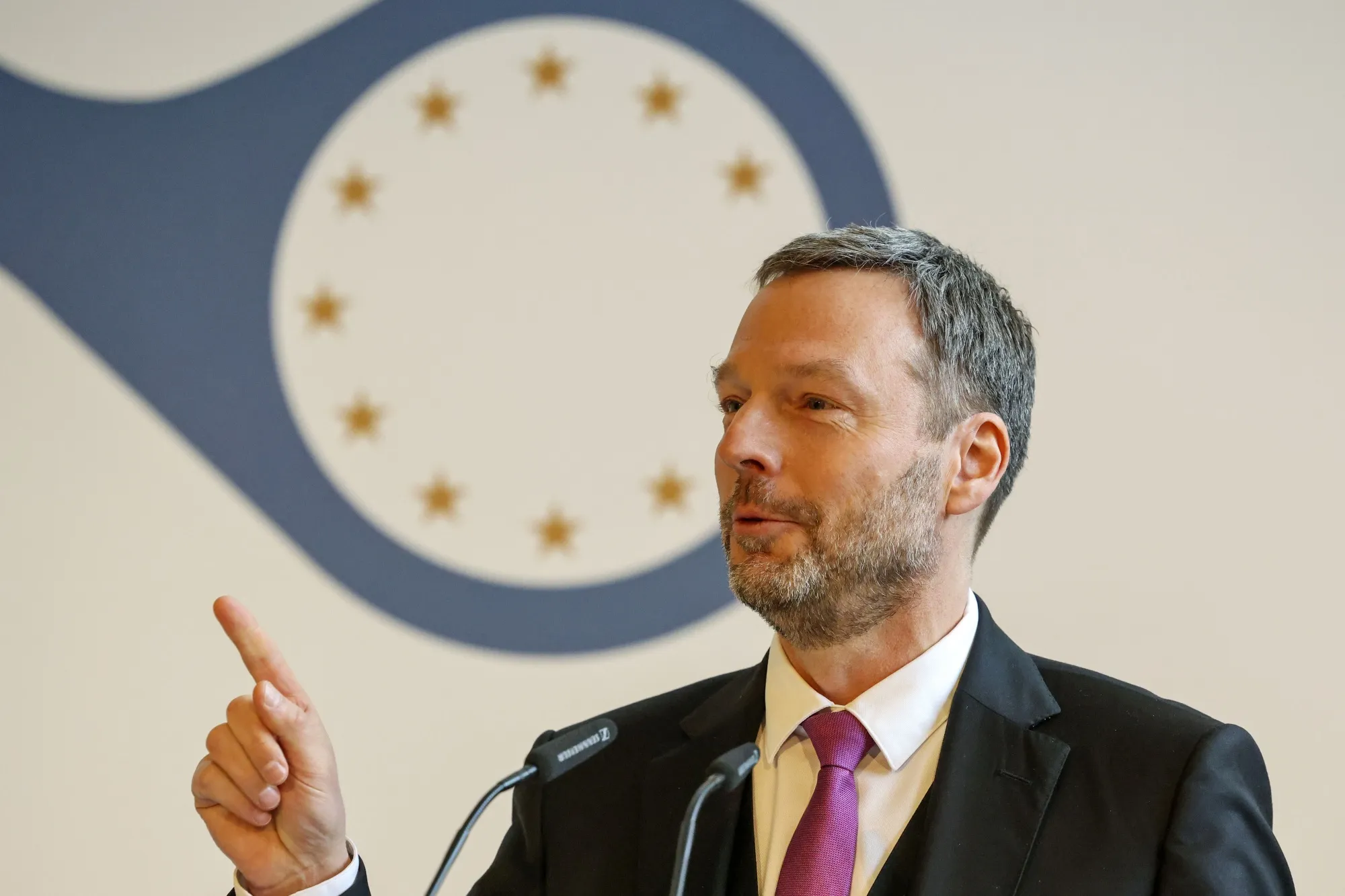 ECB’s Wunsch Warns That Risks to Inflation Outlook Persist - Bloomberg
