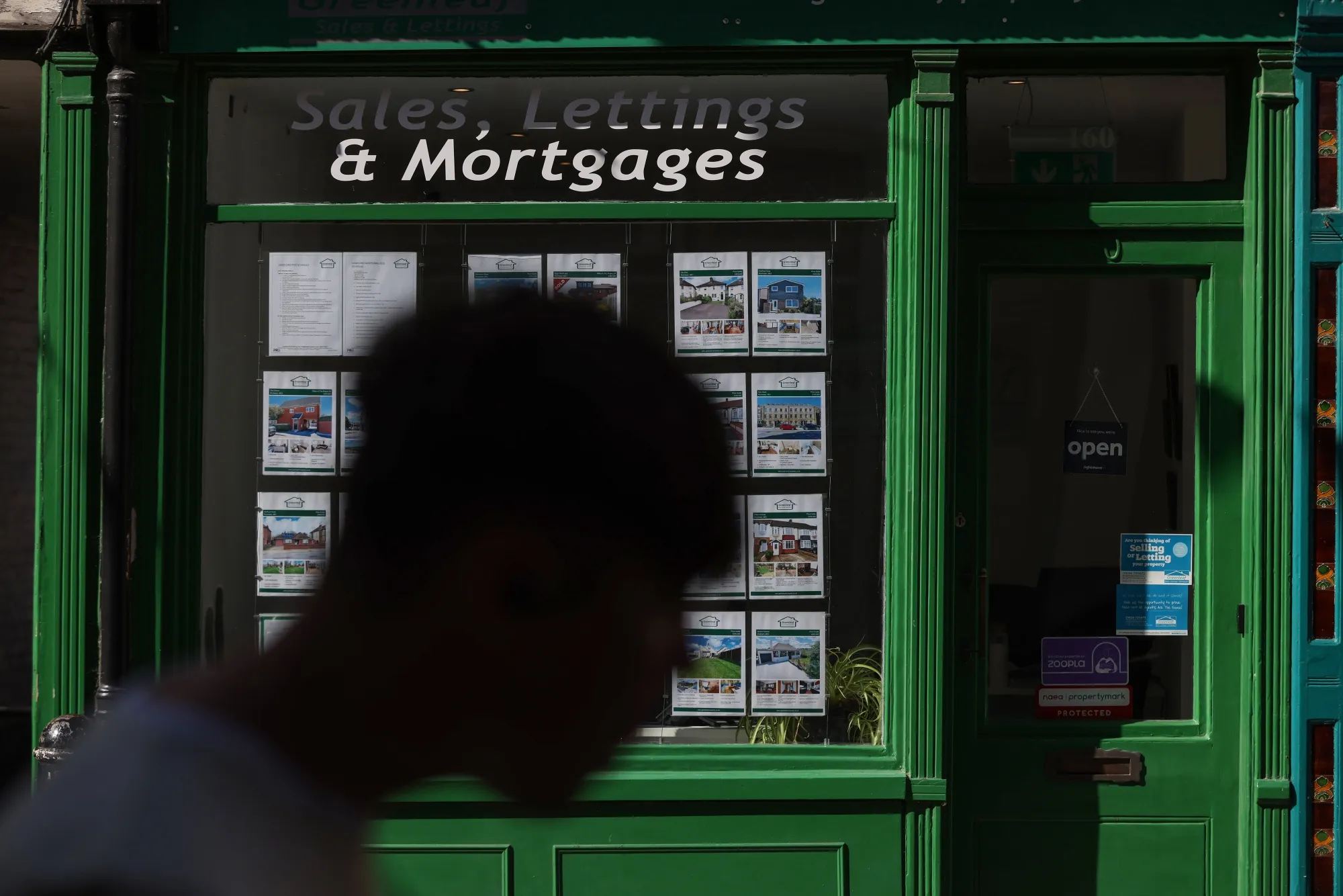 UK Mortgage Approvals Fall as Higher Interest Rates Make Housing Less ...