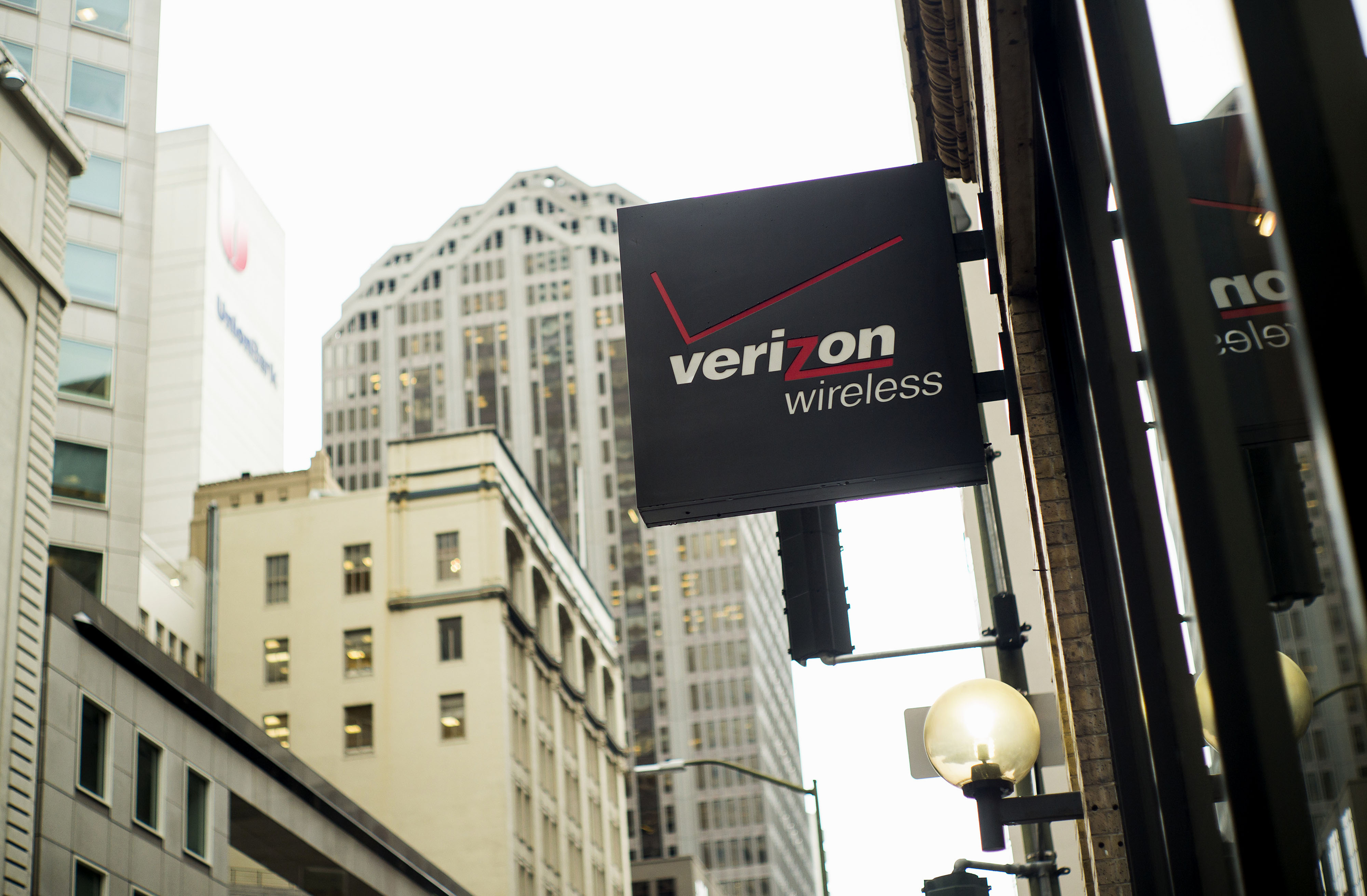 Verizon (VZ) Cuts 7% Media Staff; Unit Includes Yahoo, AOL - Bloomberg
