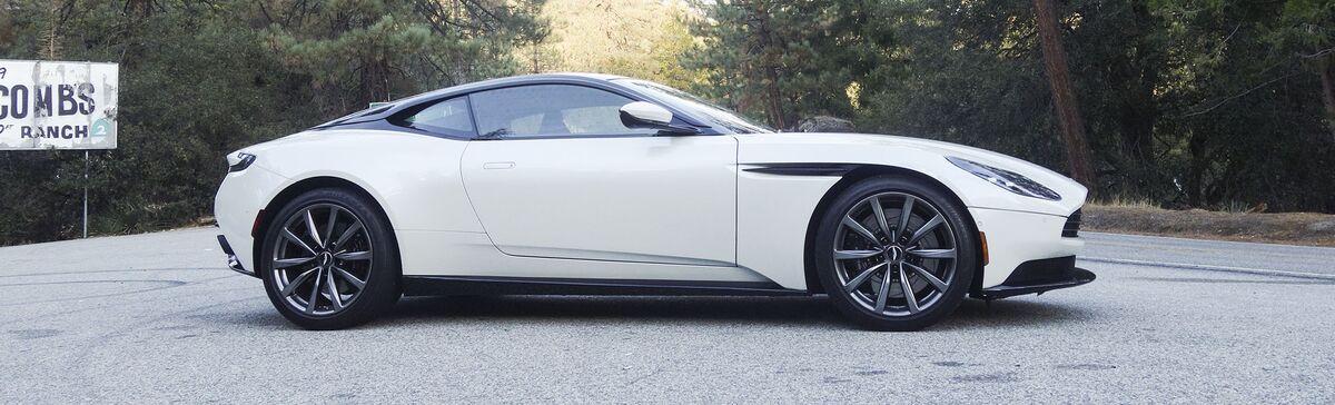 Aston Martin DB11 V8 Review: It's a Better Bet Than the V12 - Bloomberg