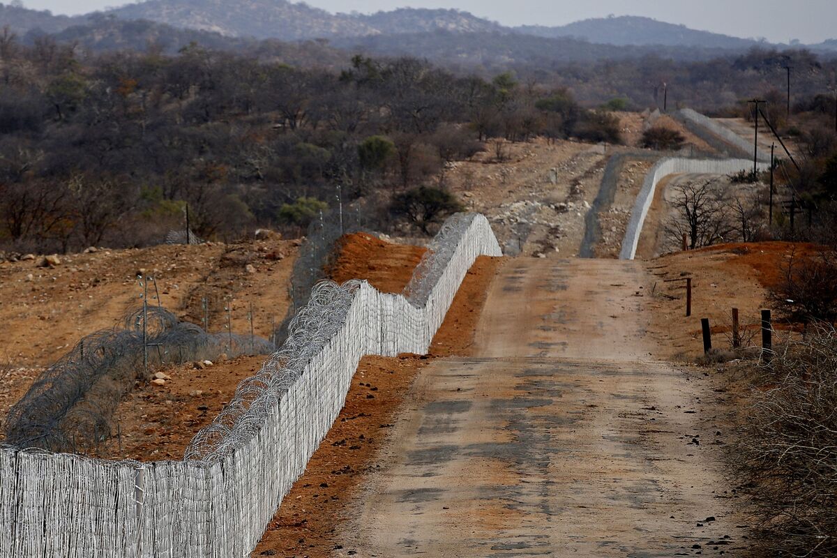 Delays Leave Commuters Stranded at Africa’s Busiest Border - Bloomberg