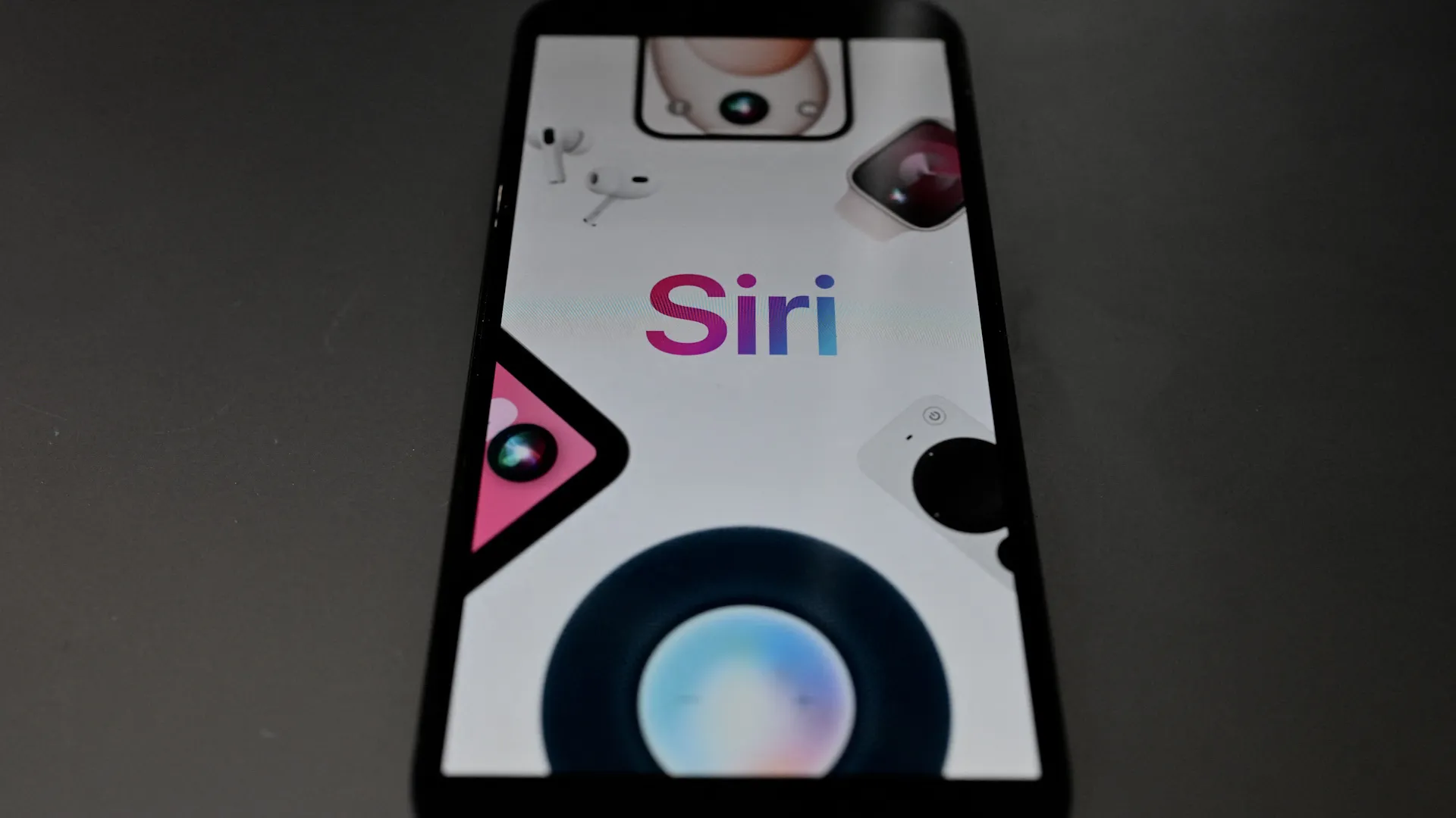 Watch Apple to Revamp Siri Into an AI Chatbot - Bloomberg