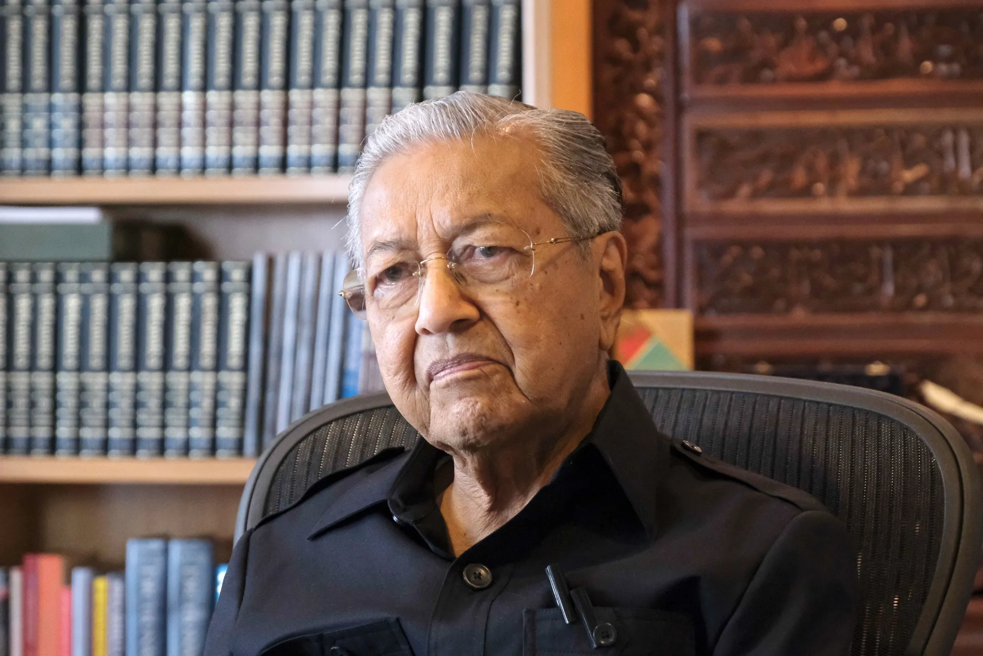 Malaysia’s Mahathir Files Defamation Suit Against Premier Anwar - Bloomberg