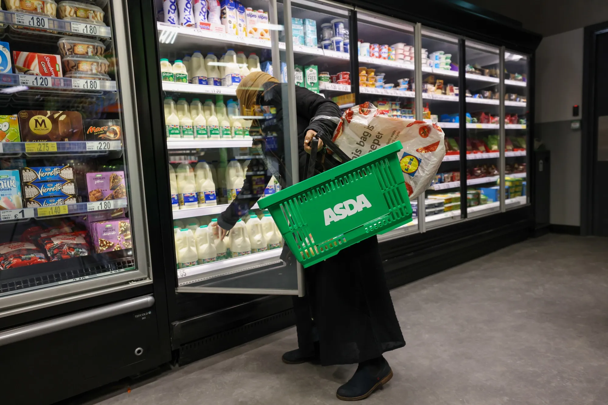Asda May Cut Pay for 7,000 Workers After Earnings Slide - Bloomberg