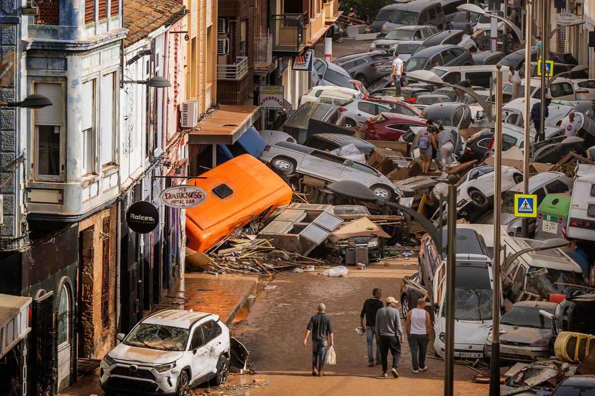 Spain Faces Reckoning Over Deadly Storms as Rains Persist - Bloomberg