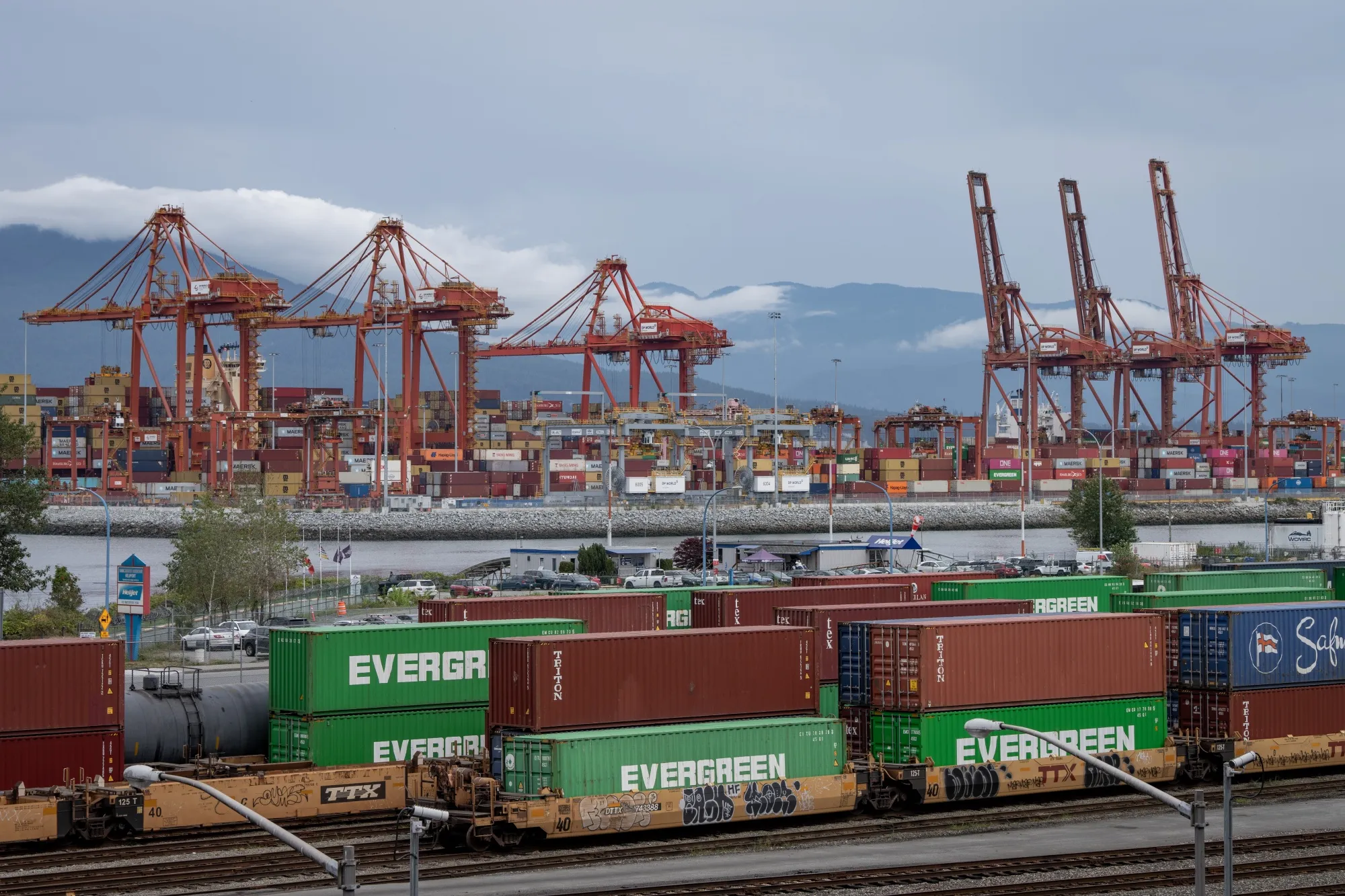 Canada Trade Surplus With U.S. Narrows as Tariff Fight Looms - Canadian ...