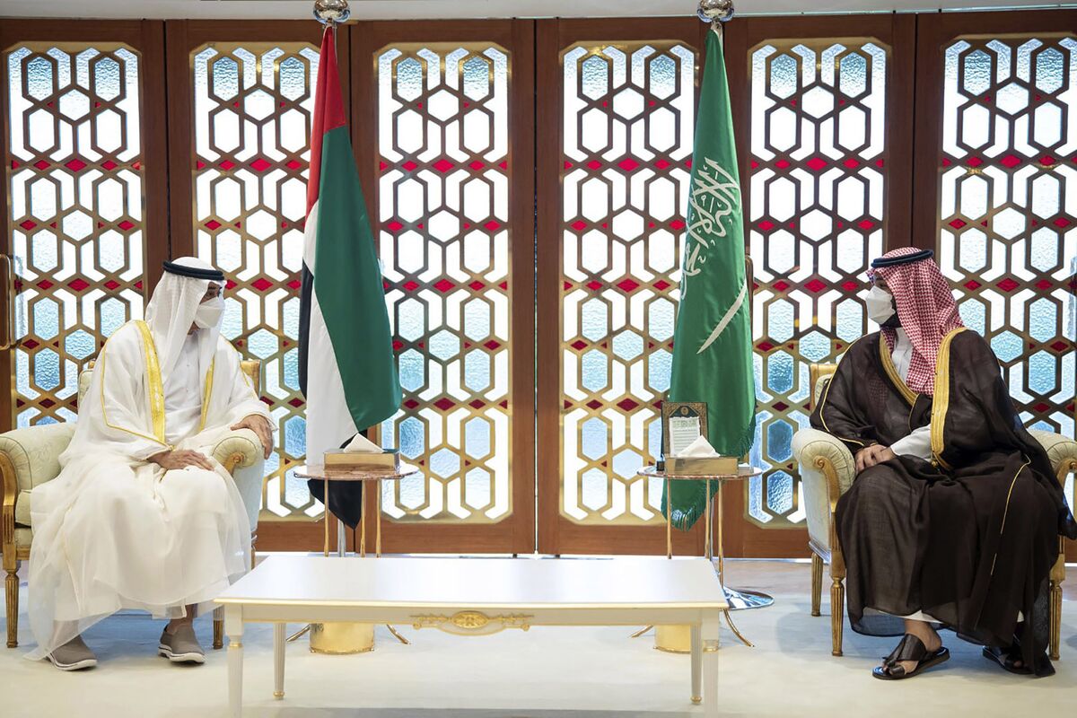 Trucks Stuck as Saudi-UAE Competition Spreads to Trade - Bloomberg