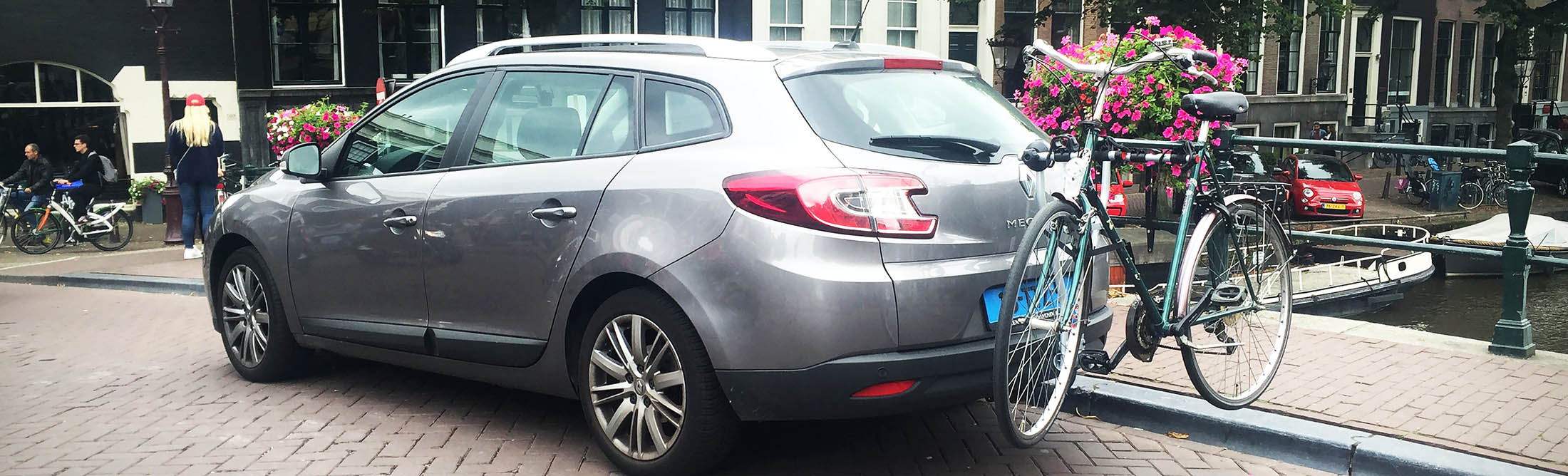 Local Uber Services—From UberLux to UberPet—Offer Global Appeal - Bloomberg