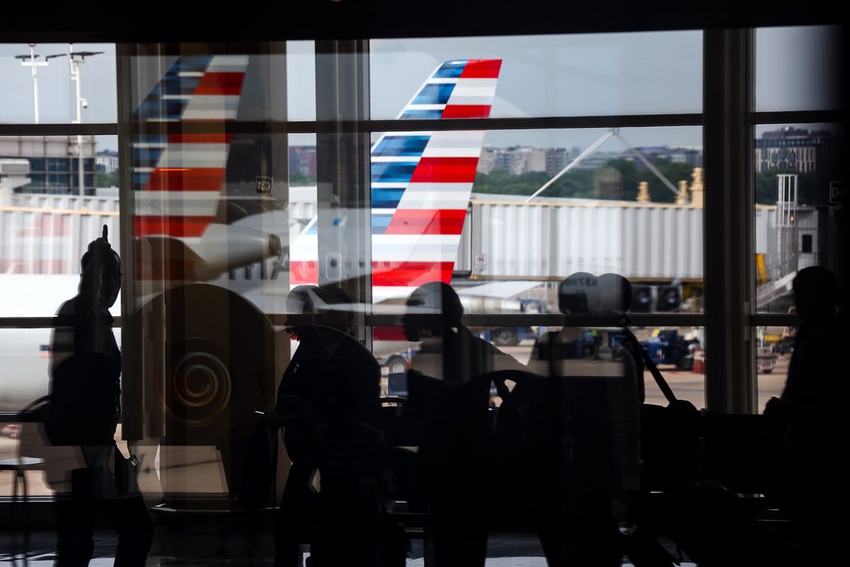 American Air Delays Mount After Maintenance System Problem - Bloomberg