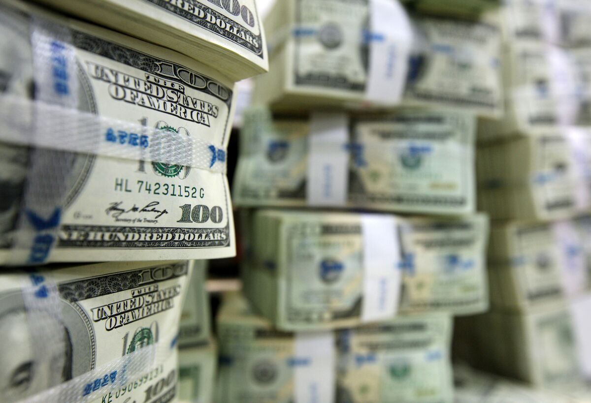 Dollar Drop Could Force Global Central Banks Into Rates Rethink - Bloomberg