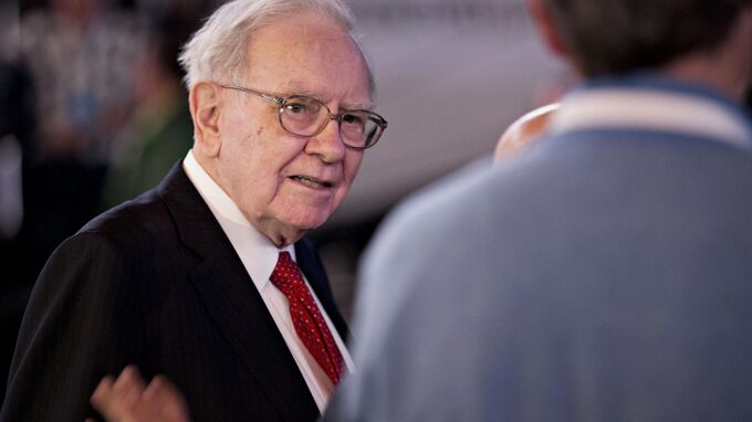Buffett Says $100 Billion Wasted Trying to Beat the Market - Bloomberg