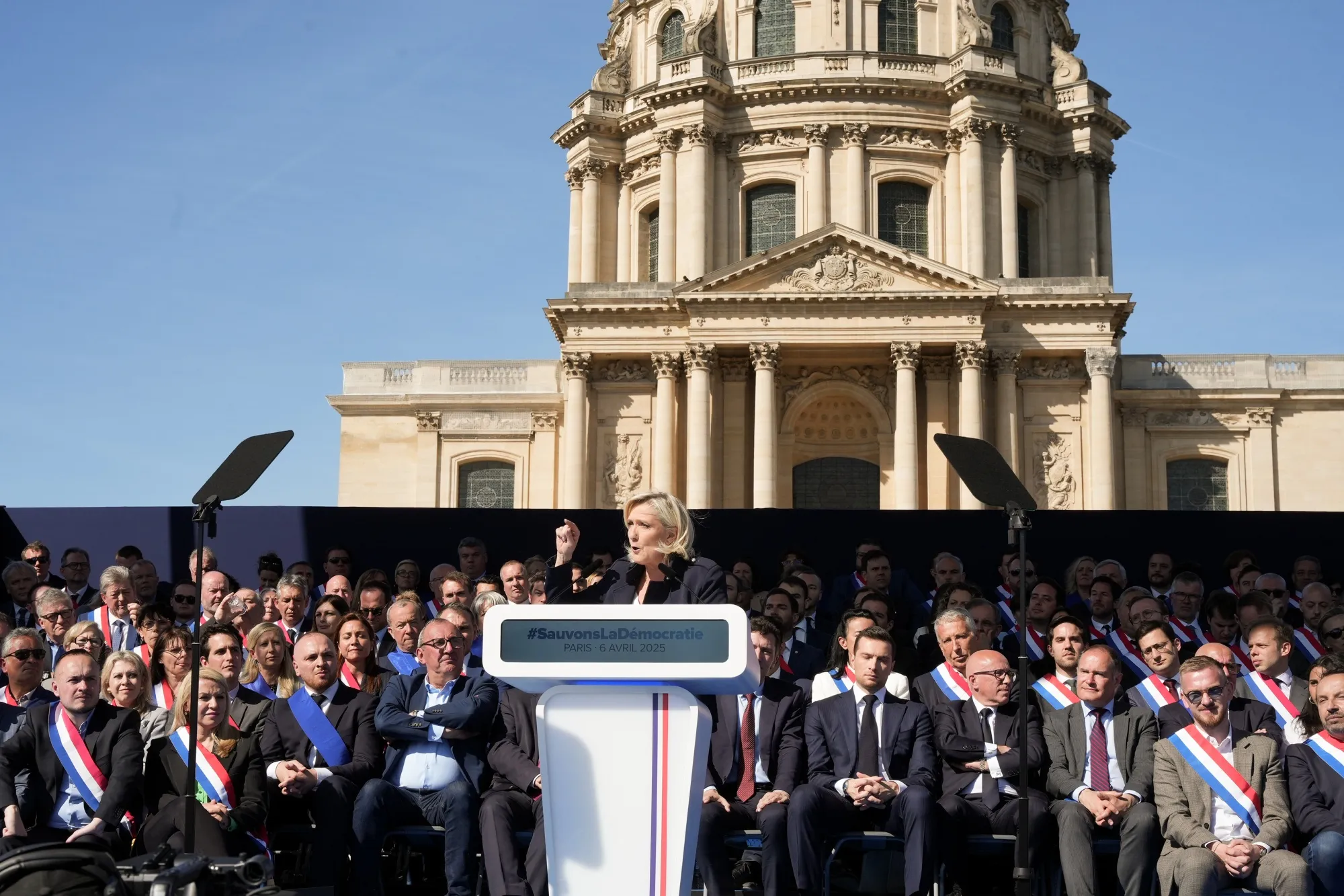 France’s Le Pen Tells Supporters at Rally She’ll Keep Fighting - Bloomberg