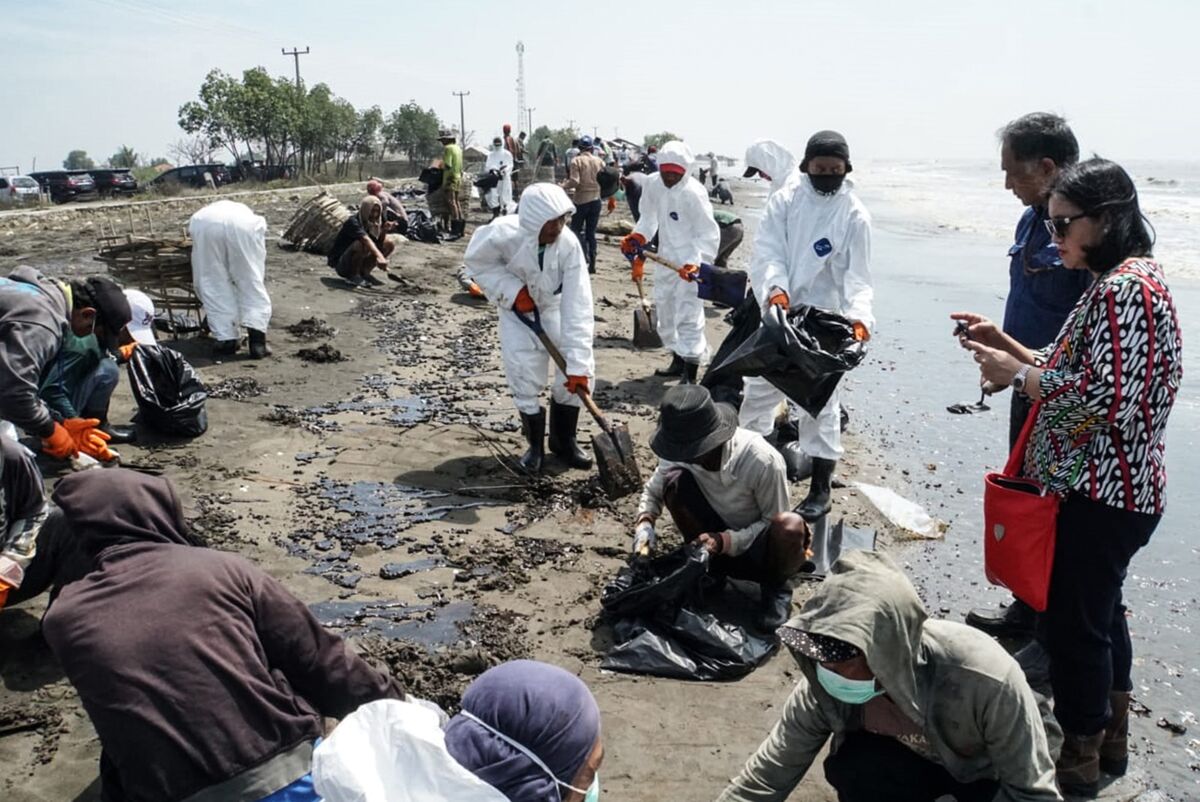 Indonesia May Plug Java Oil Spill Early as Crude Leak Eases - Bloomberg