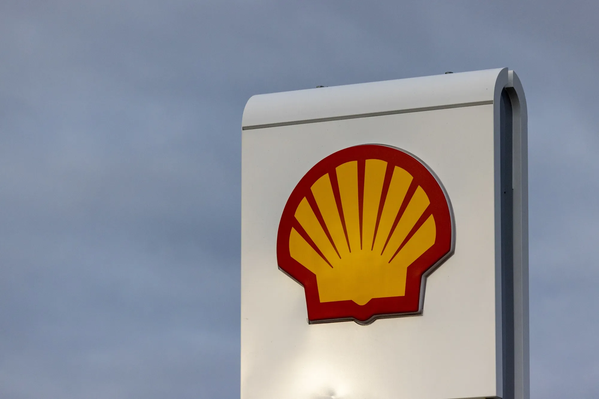 Shell Dumped by Church of England Pensions Due to Oil Risk - Bloomberg