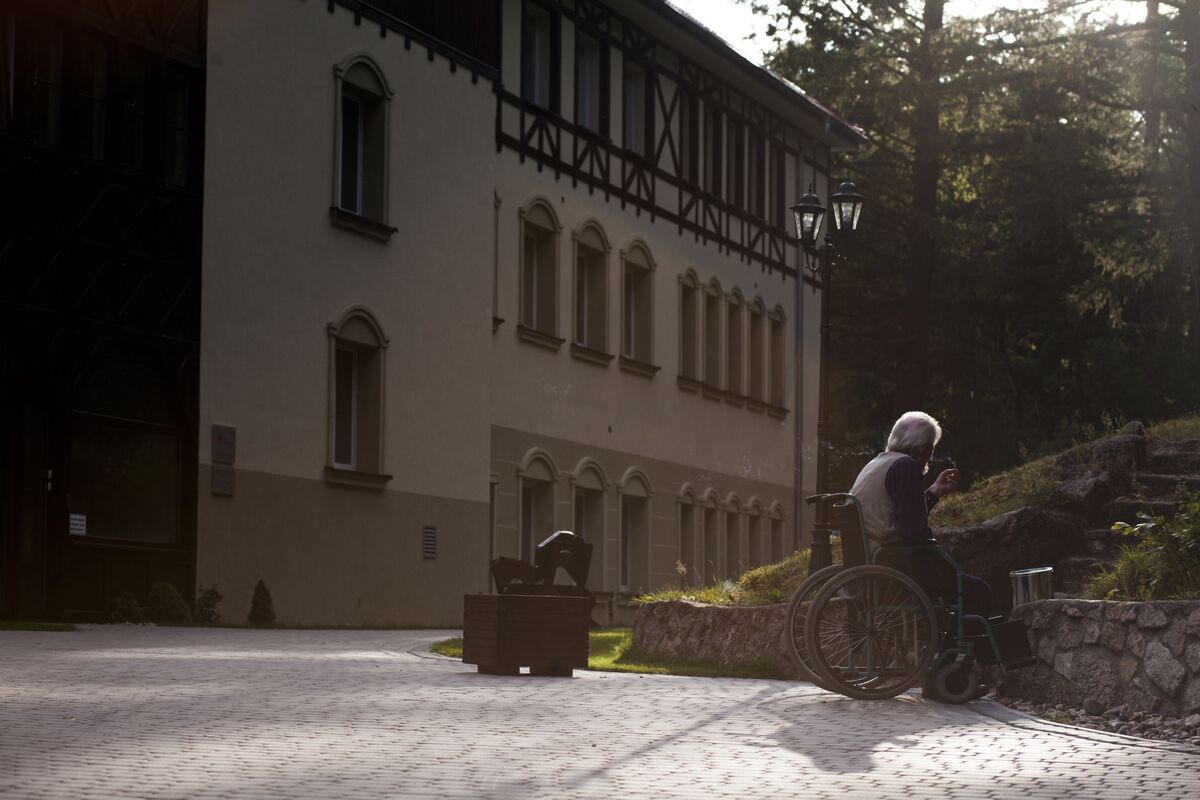 Polish Ruling Party Pledges Lower Retirement Age as Ballot Nears ... Polish Ruling Party Pledges Lower Retirement Age as Ballot Nears ...