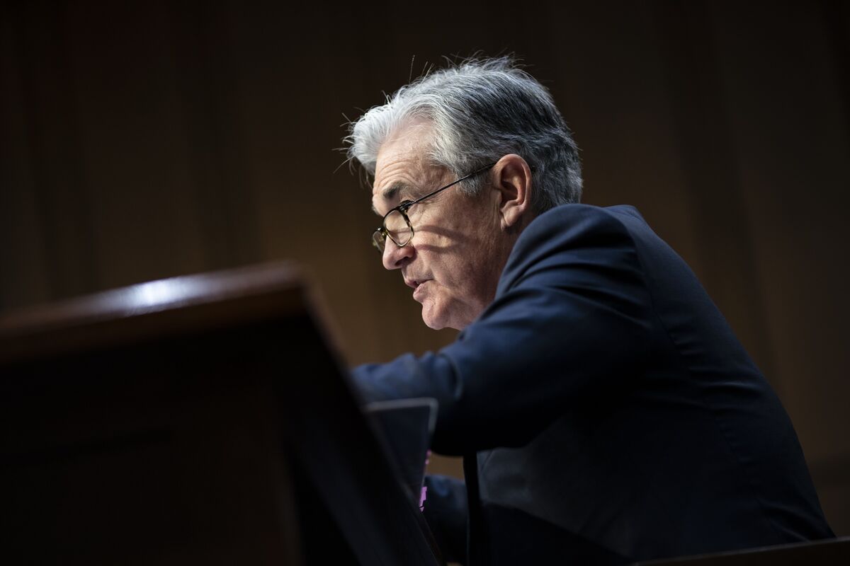 パウエル議長、据え置き示唆を維持も「留意すべき」リスク指摘 - Bloomberg