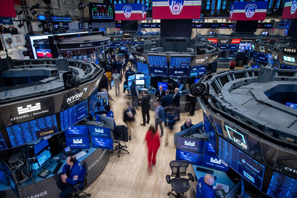 Defensive Trades Misfire With Few Places to Hide on Wall Street - Bloomberg