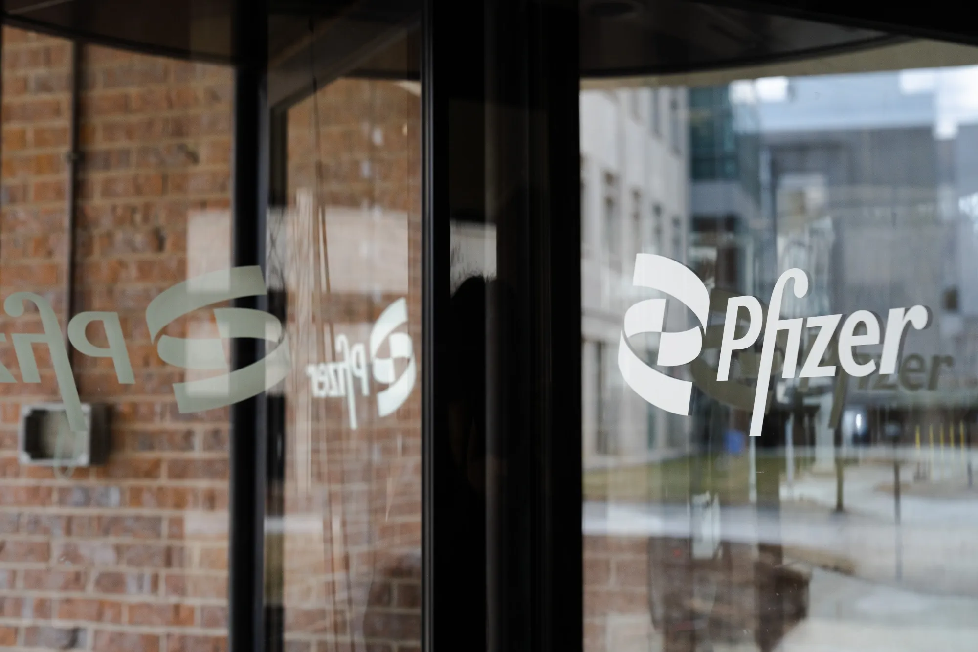 Pfizer sigue adelante con plan de fármaco para bajar de peso - Bloomberg