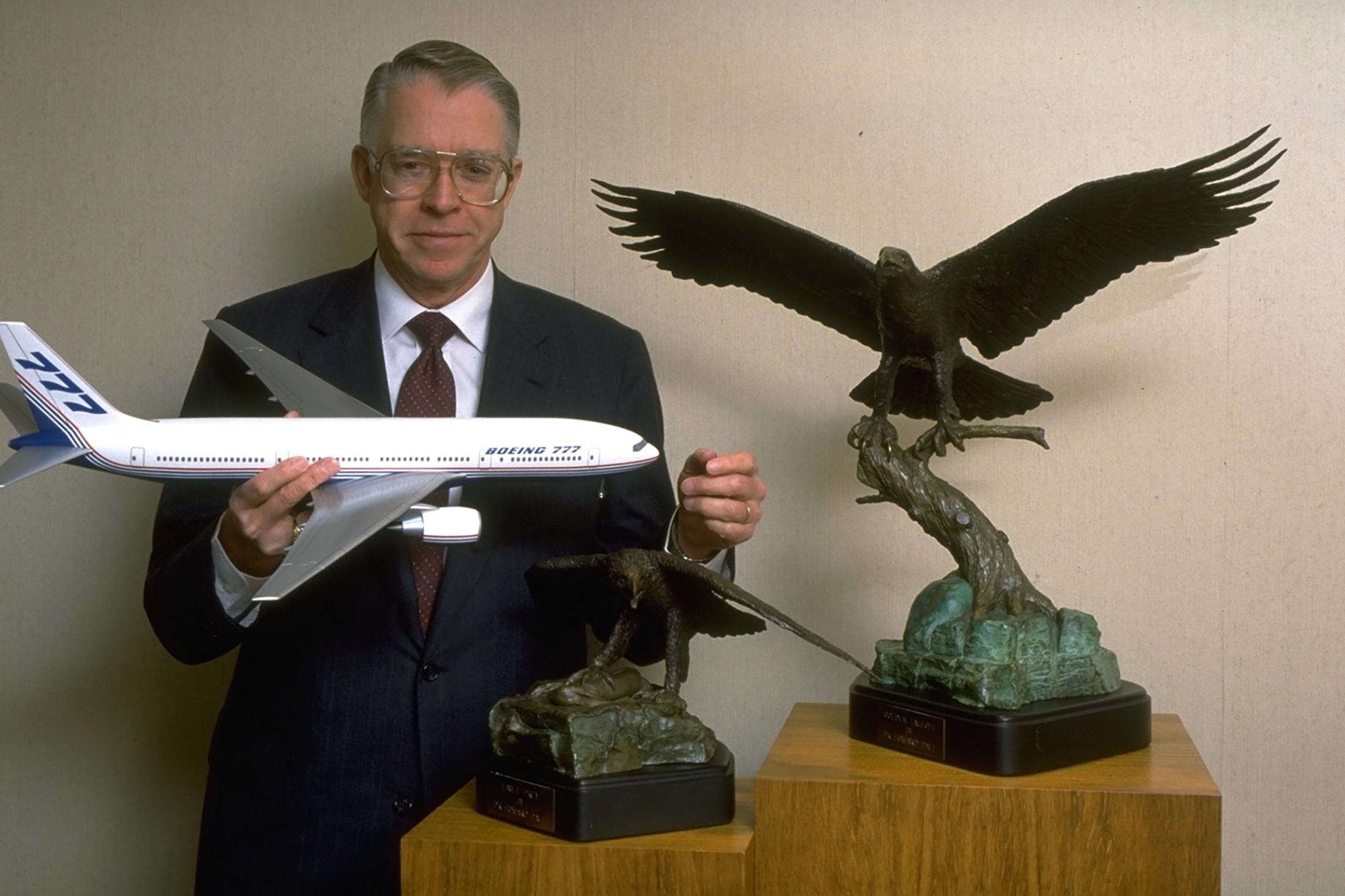 Frank Shrontz, Boeing CEO During Era of Innovation, Dies at 92 - Bloomberg