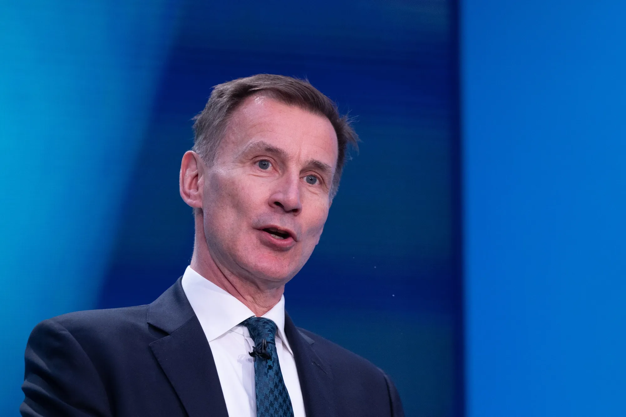 UK Voters Skeptical Hunt’s Tax Cuts Will Improve Their Finances - Bloomberg