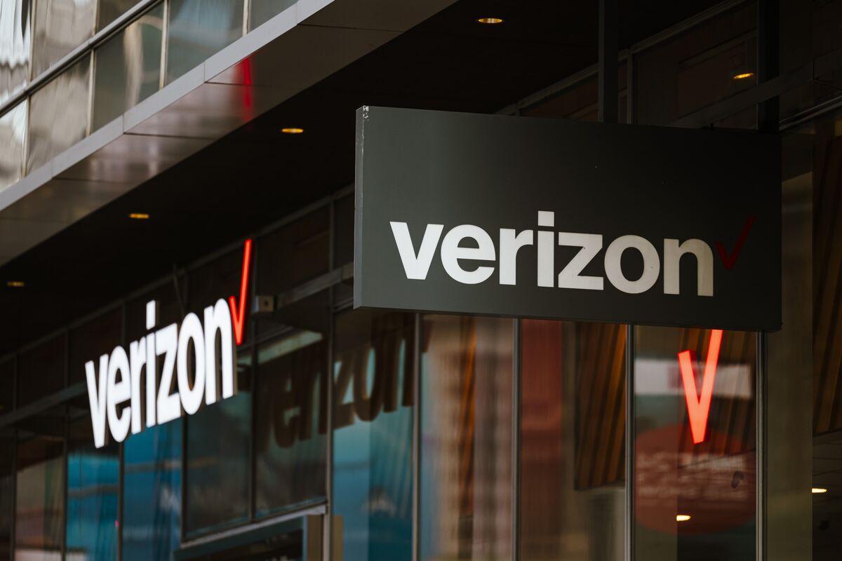 Verizon (VZ) Stock Falls as Company Sees ‘Challenging’ Quarter - Bloomberg