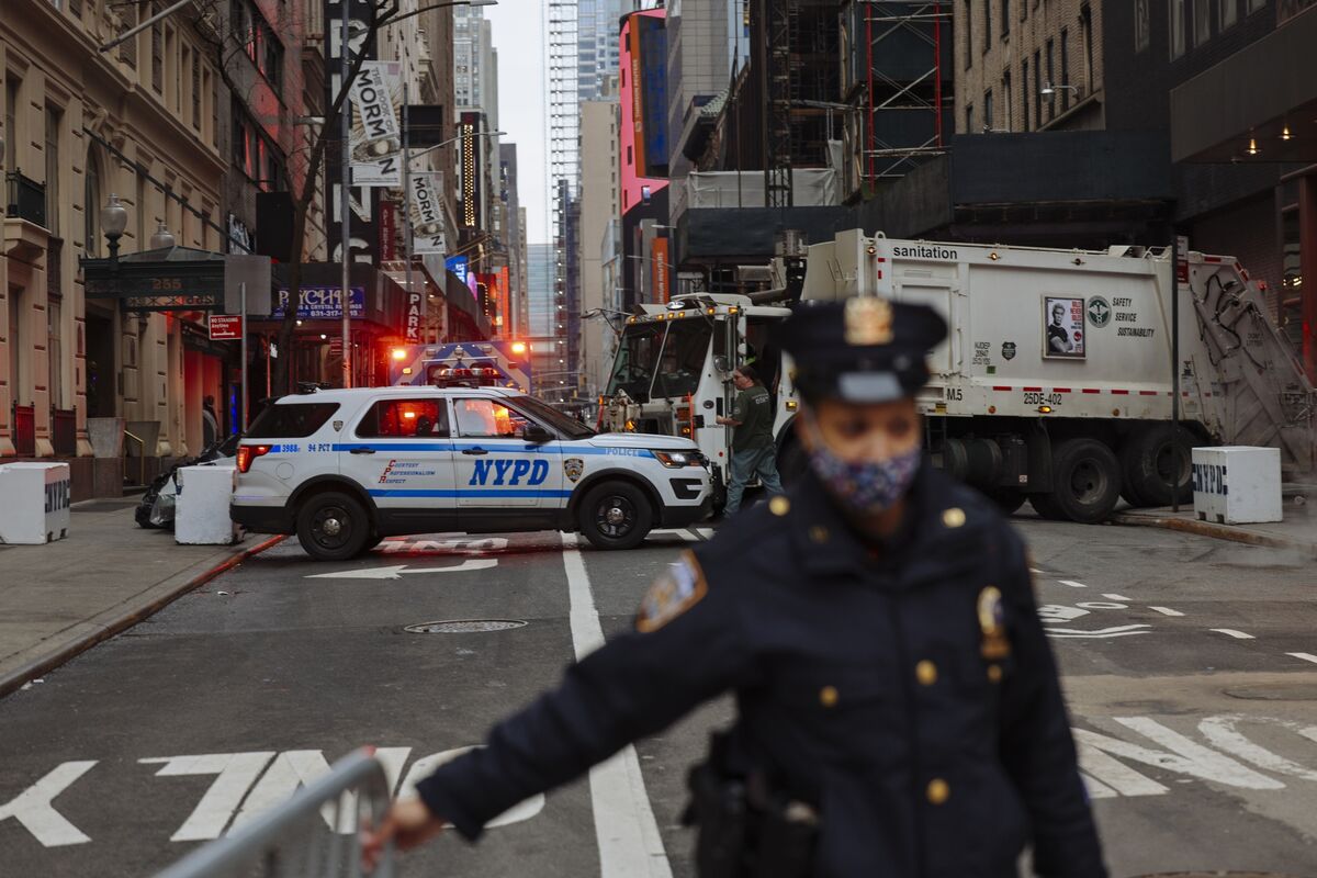 Times Square Police Attack Latest: Wrong Man Charged - Bloomberg