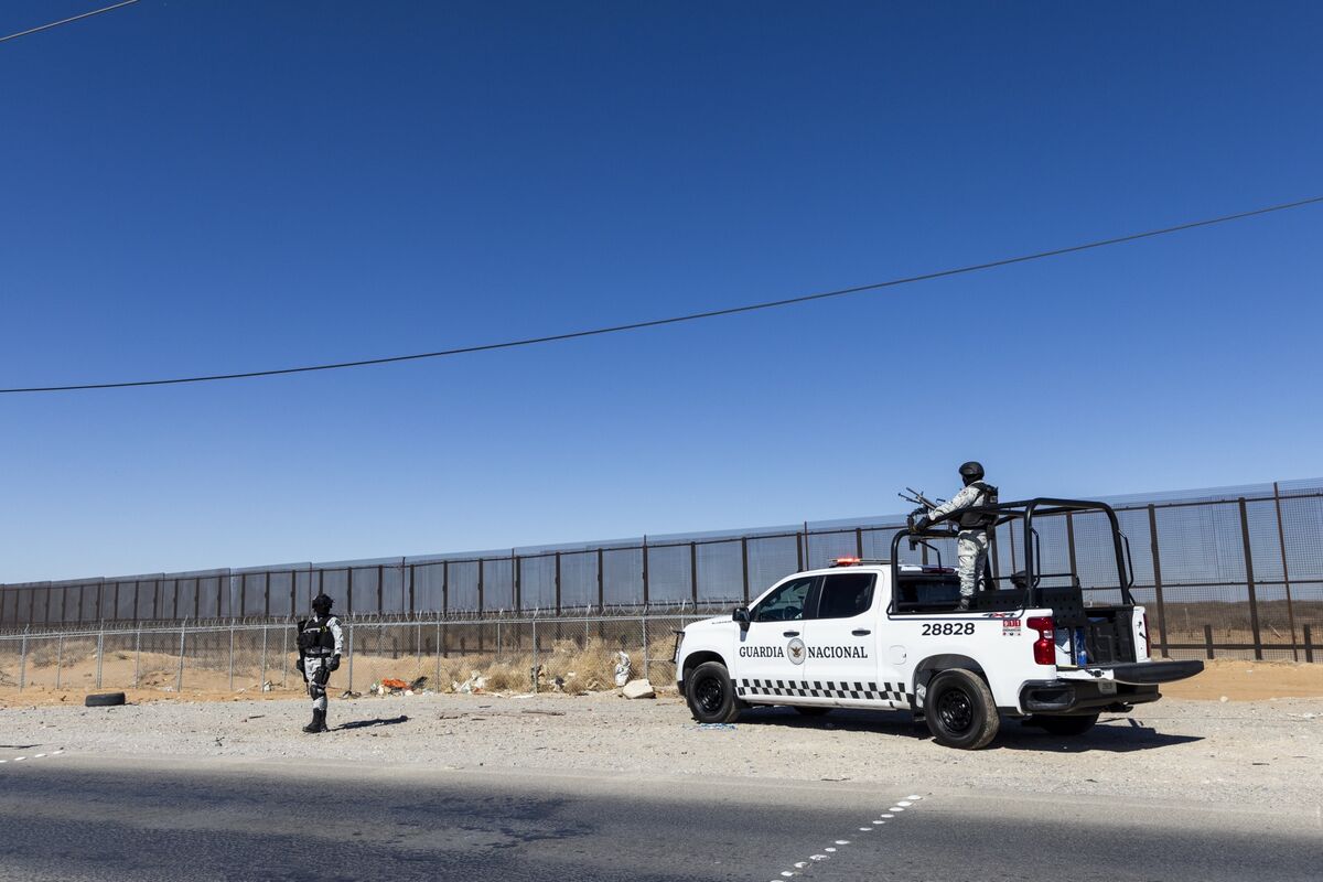 Mexico Sends 26 Prisoners With Links to Organized Crime to US - Bloomberg