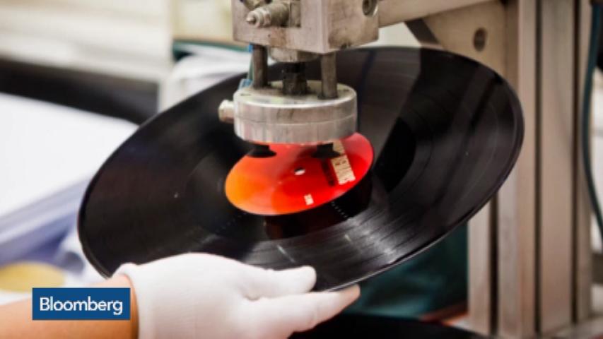 Watch Digital vs. Physical: What Music Fans Want - Bloomberg