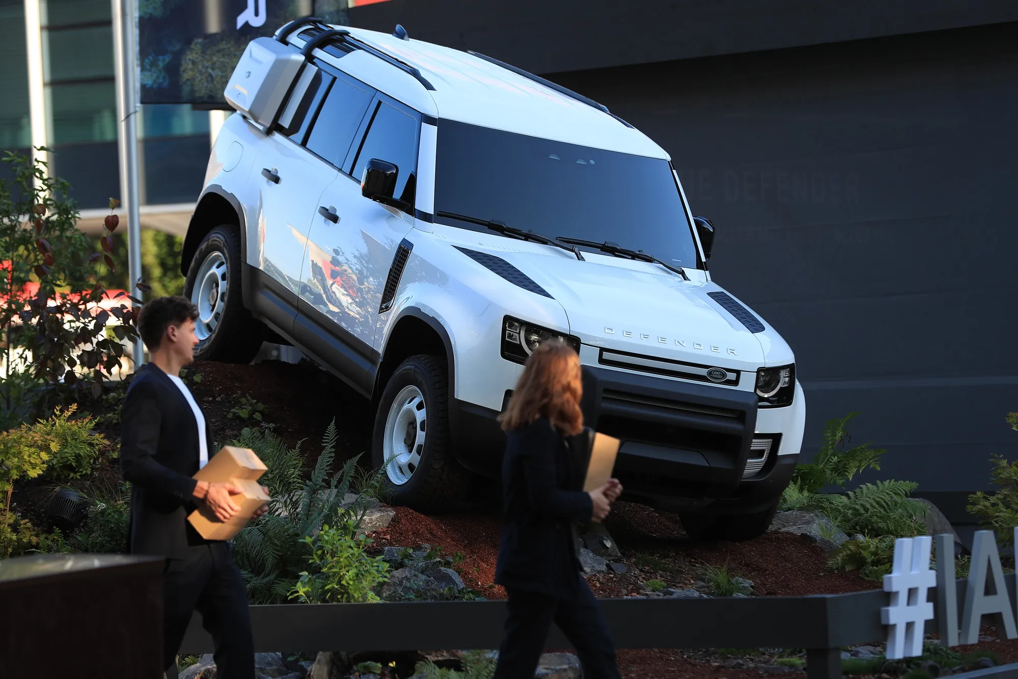 Jaguar Land Rover Ends Volkswagen Fight Over Luxury SUVs - Bloomberg